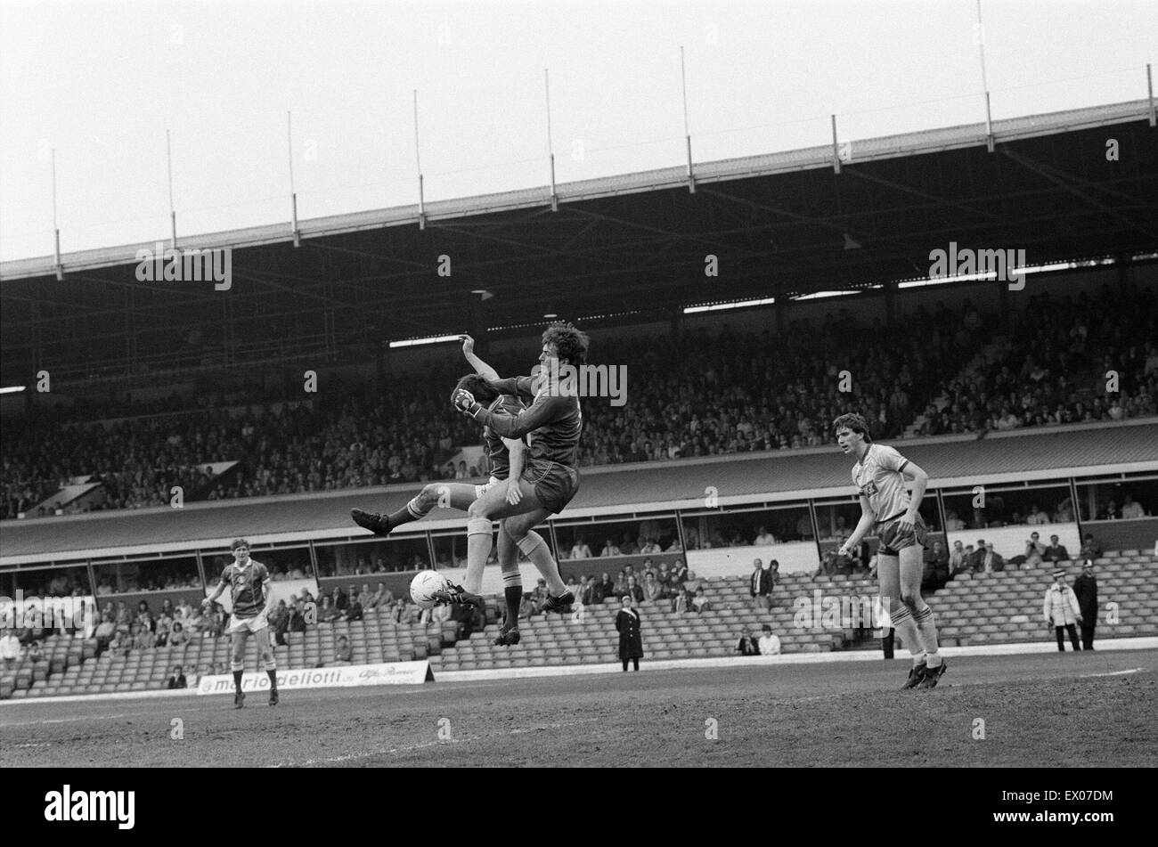 Football hooligans birmingham 1985 hi-res stock photography and images ...