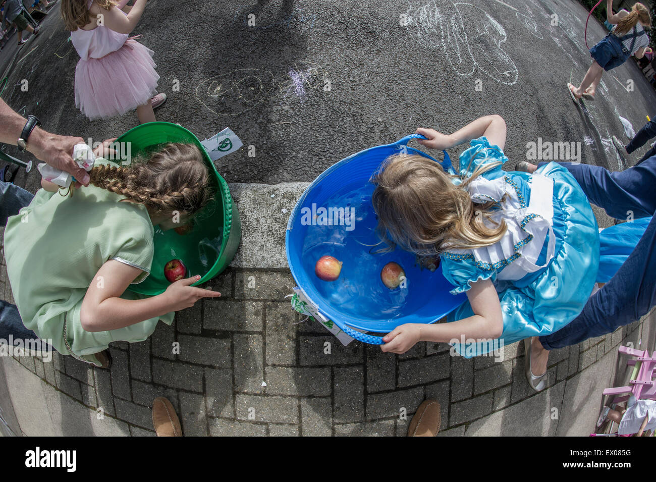 The traditional game of Apple bobbing at a London street party Stock ...