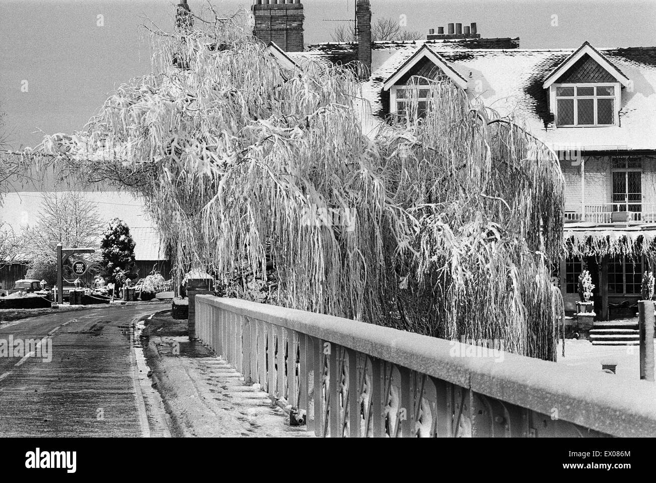Snow scenes at Sonning, Berkshire. December 1981 Stock Photo - Alamy