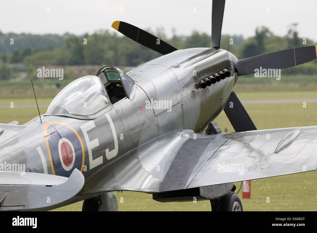 Spitfire cockpit hi-res stock photography and images - Alamy