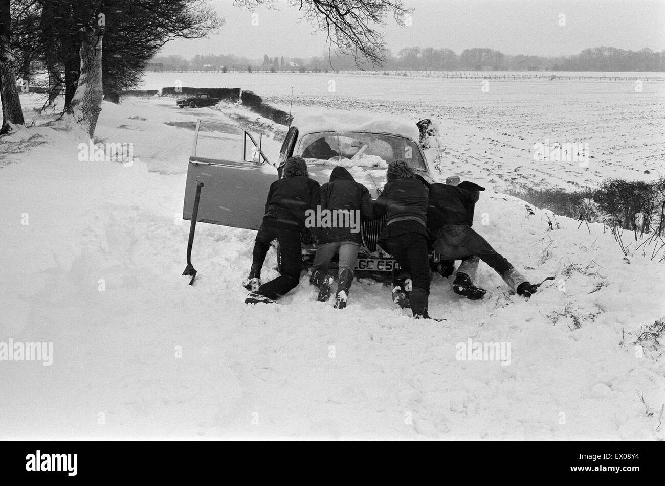 A car stuck in the snow, Berkshire. January 1982 Stock Photo - Alamy