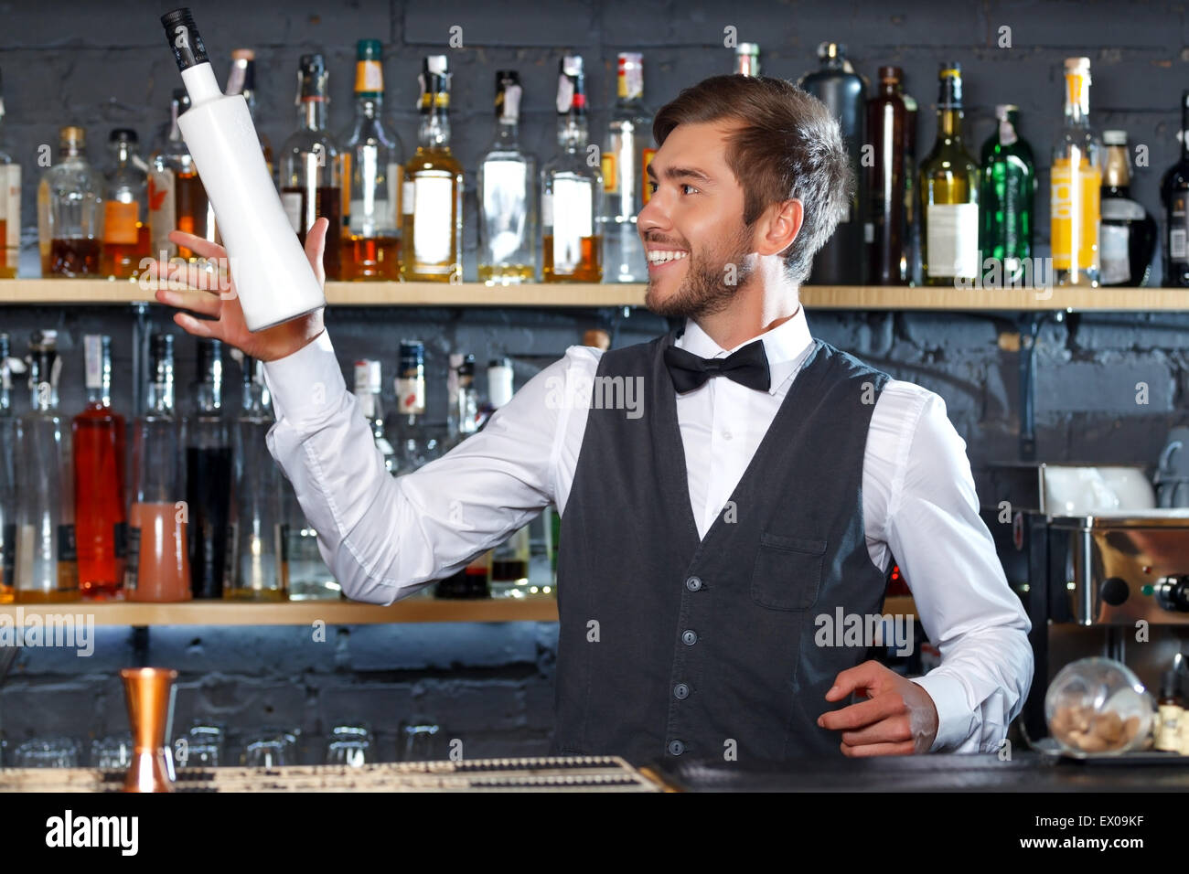 Bartender hi-res stock photography and images - Alamy