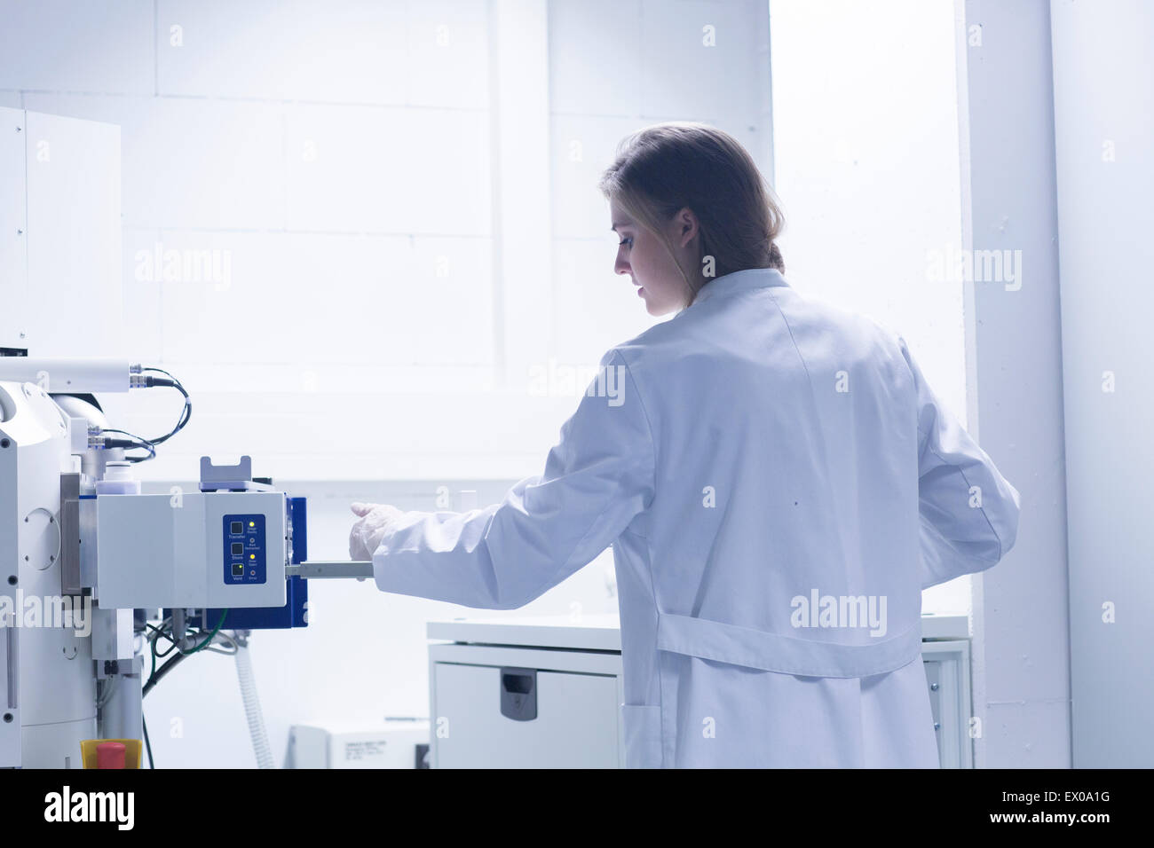 Scanning electron microscope lab hi-res stock photography and images ...