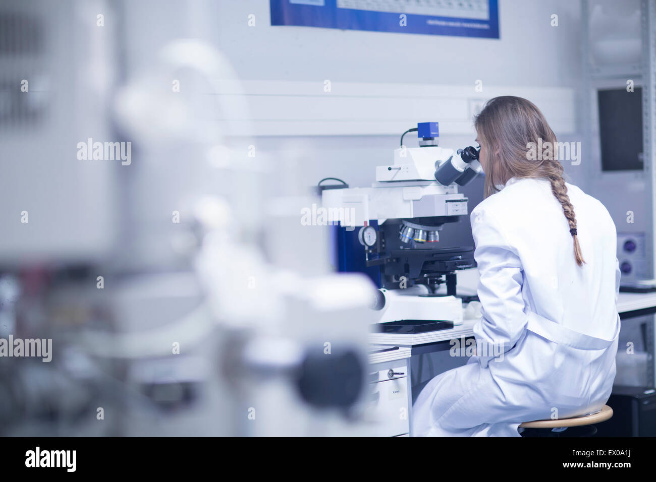 Scanning electron microscope lab hi-res stock photography and images ...