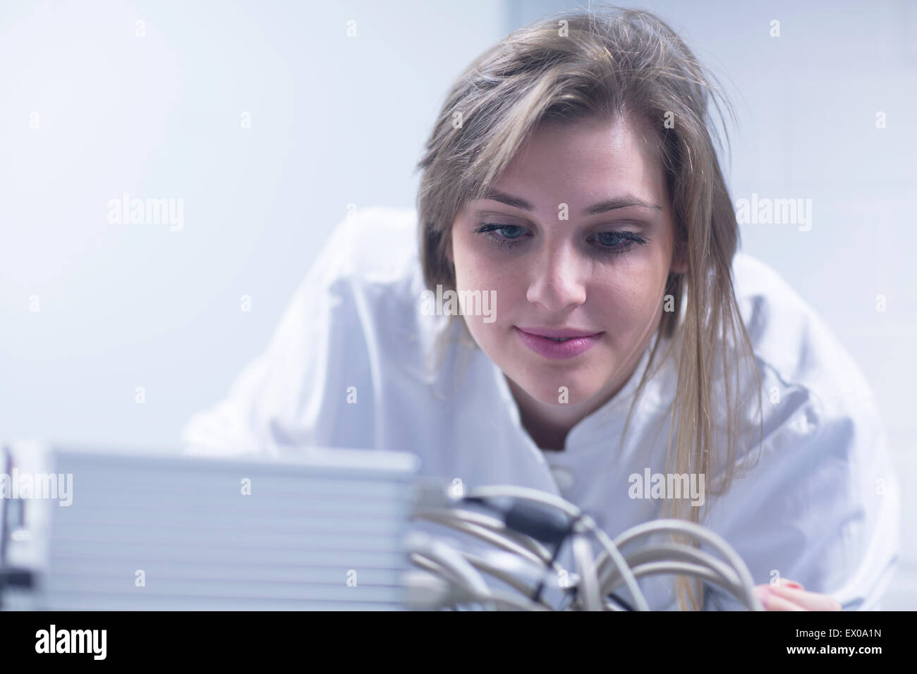 Scanning electron microscope lab hi-res stock photography and images ...
