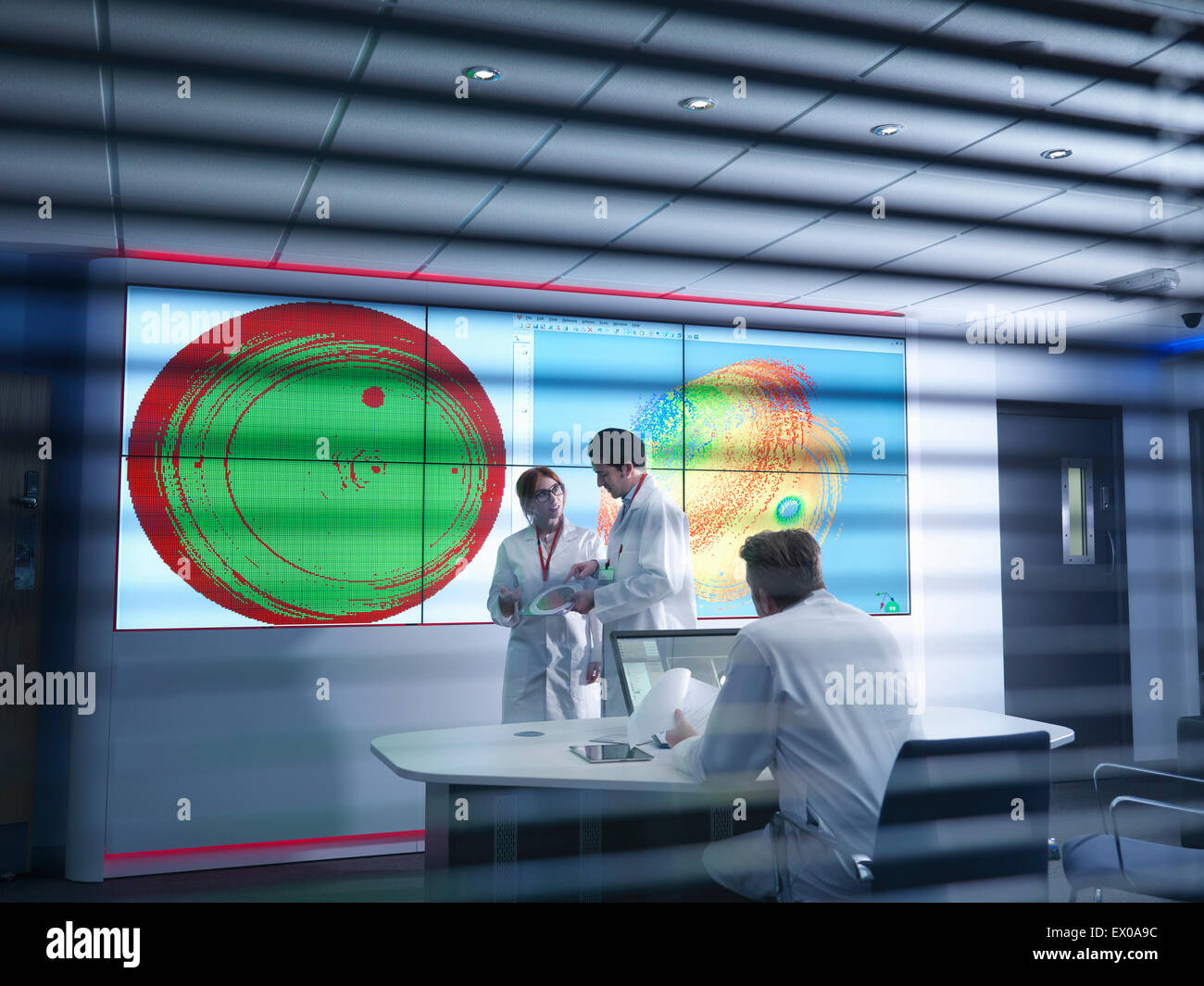 Scientists computer screen data hi-res stock photography and images - Alamy