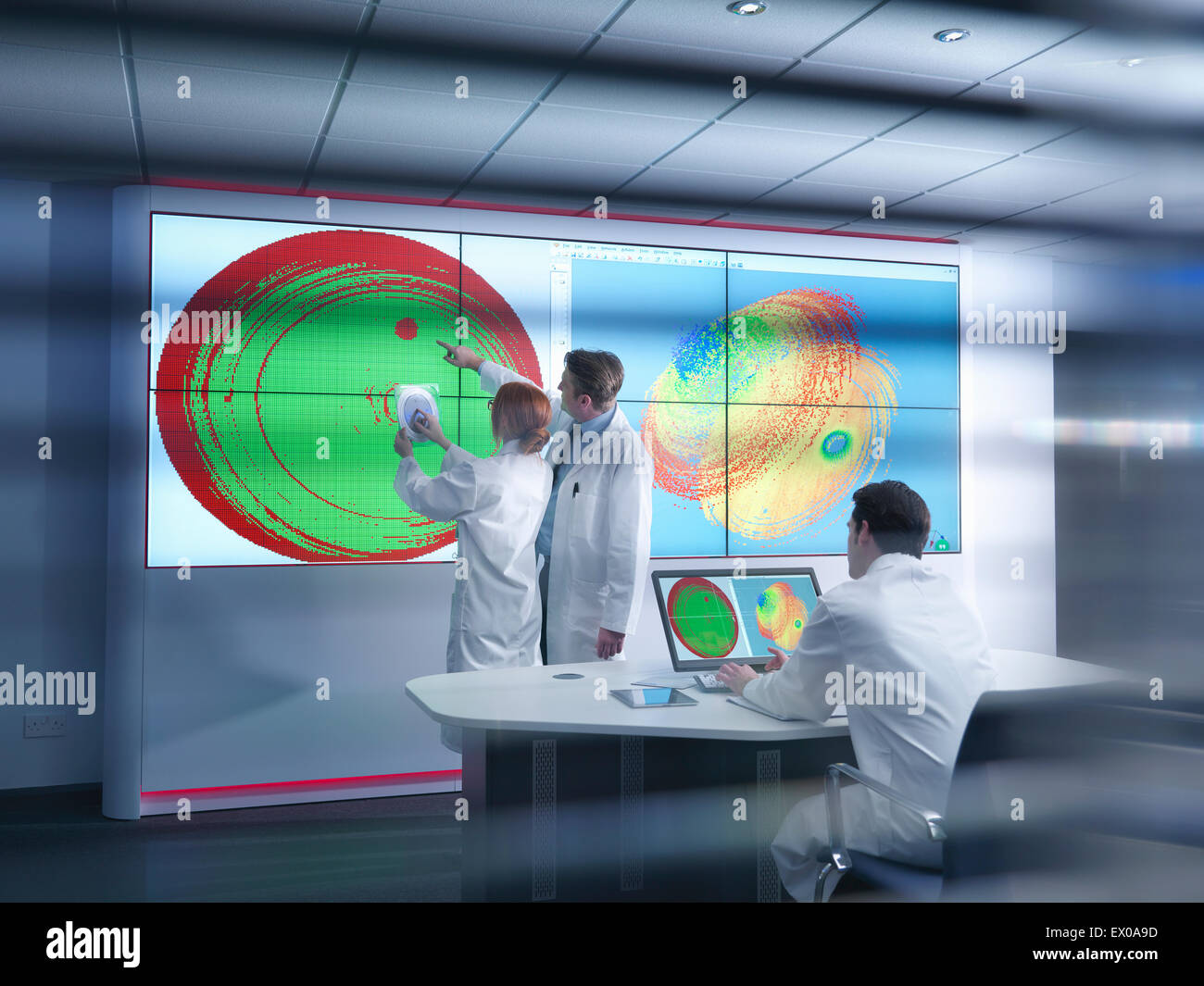 Female scientist meeting screen hi-res stock photography and images - Alamy