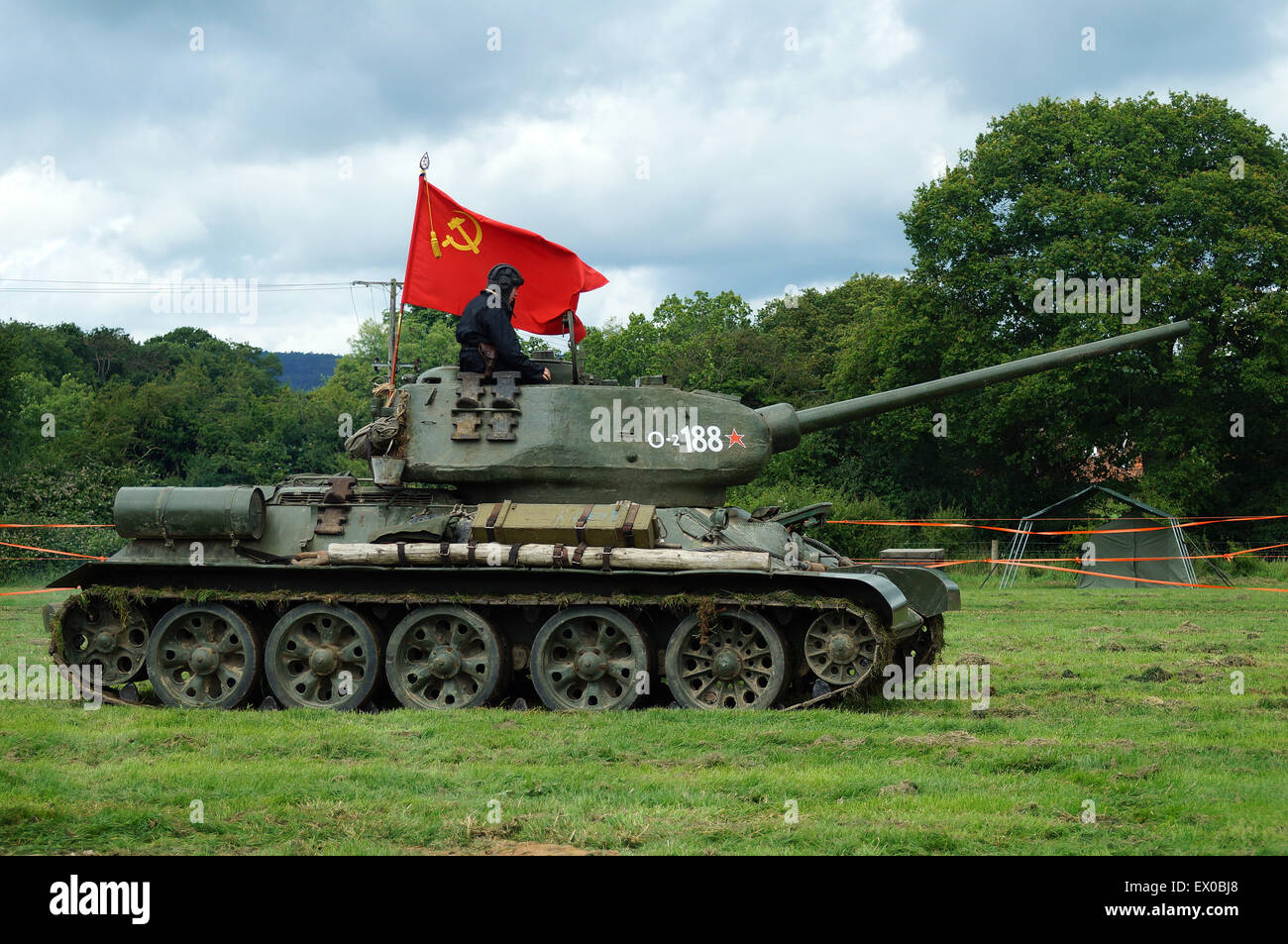 Tank with soviet flag hi-res stock photography and images - Alamy