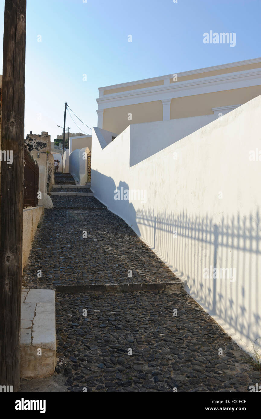 Pathway between buildings hi-res stock photography and images - Alamy