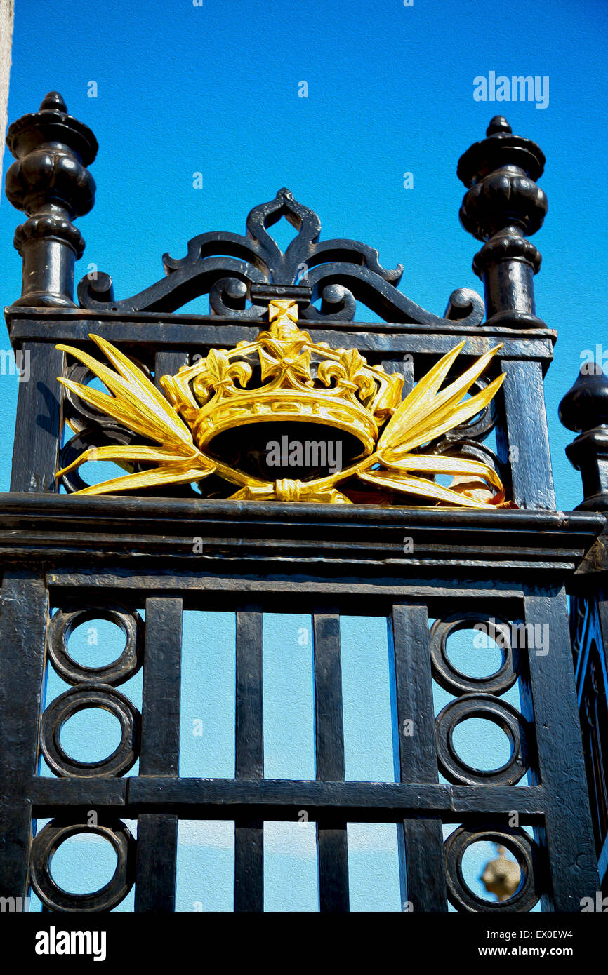 in london england the old metal gate royal palace Stock Photo - Alamy