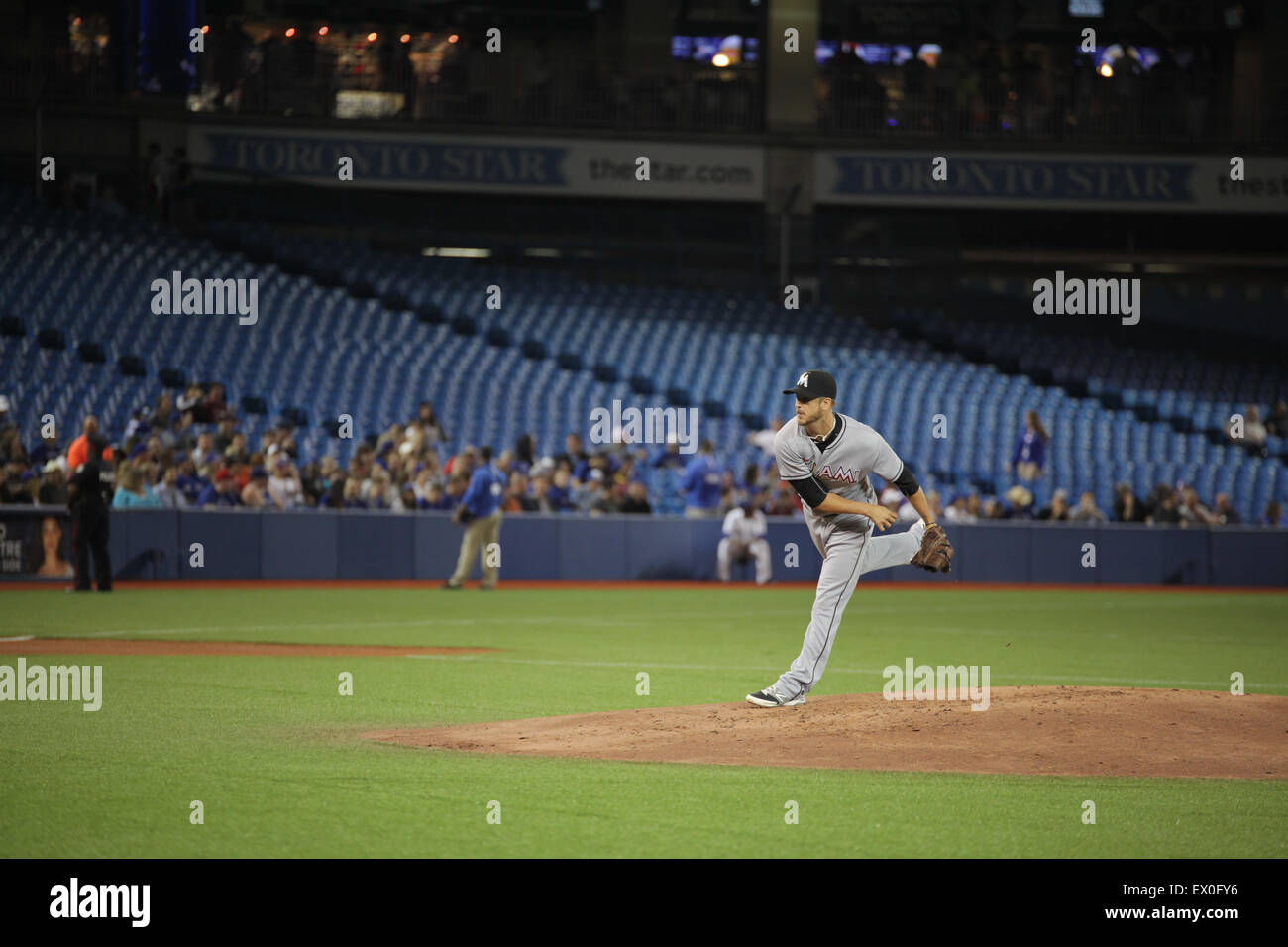 baseball pitcher throwing a pitch Stock Photo - Alamy