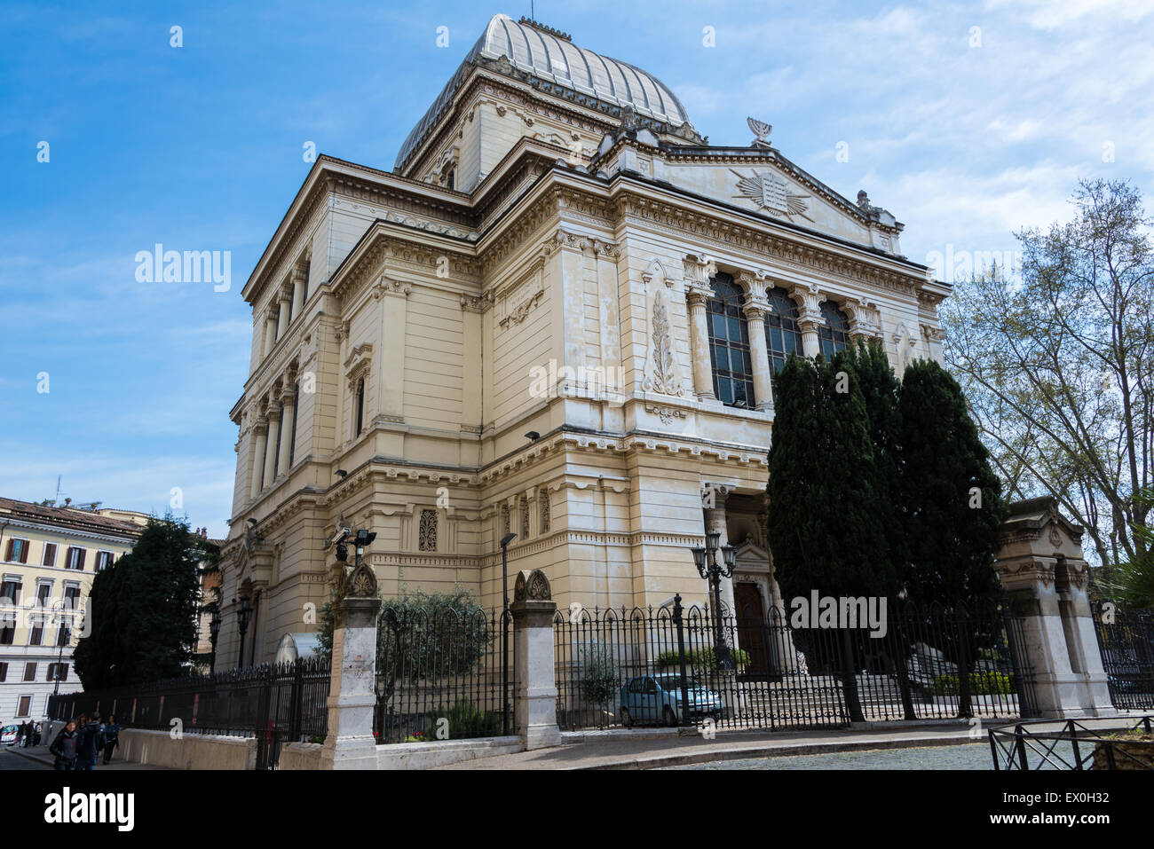 The synagogue tempio maggiore di roma hi-res stock photography and ...