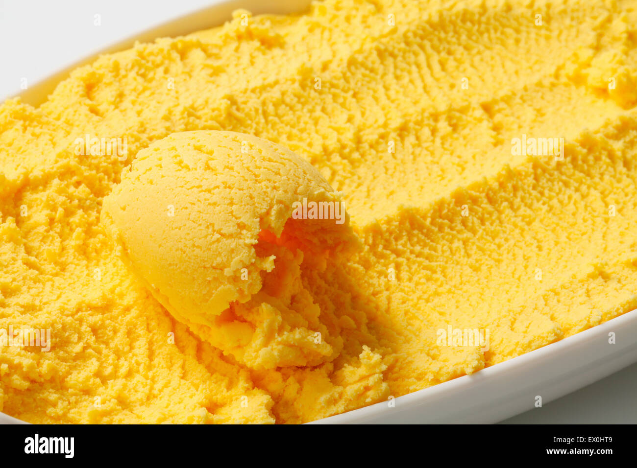 Dish of yellow custard ice cream Stock Photo - Alamy