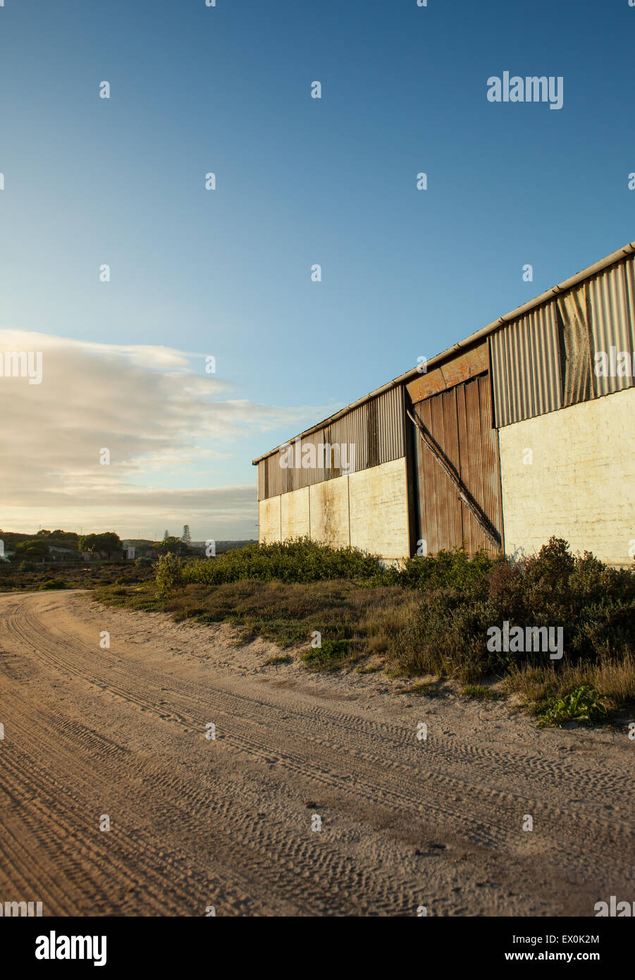 Old barn road hi-res stock photography and images - Alamy