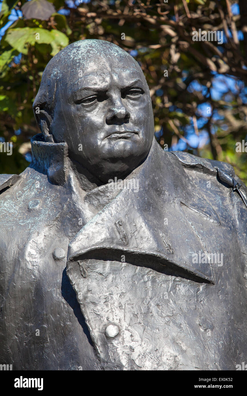 Sir winston churchill statue hi-res stock photography and images - Alamy