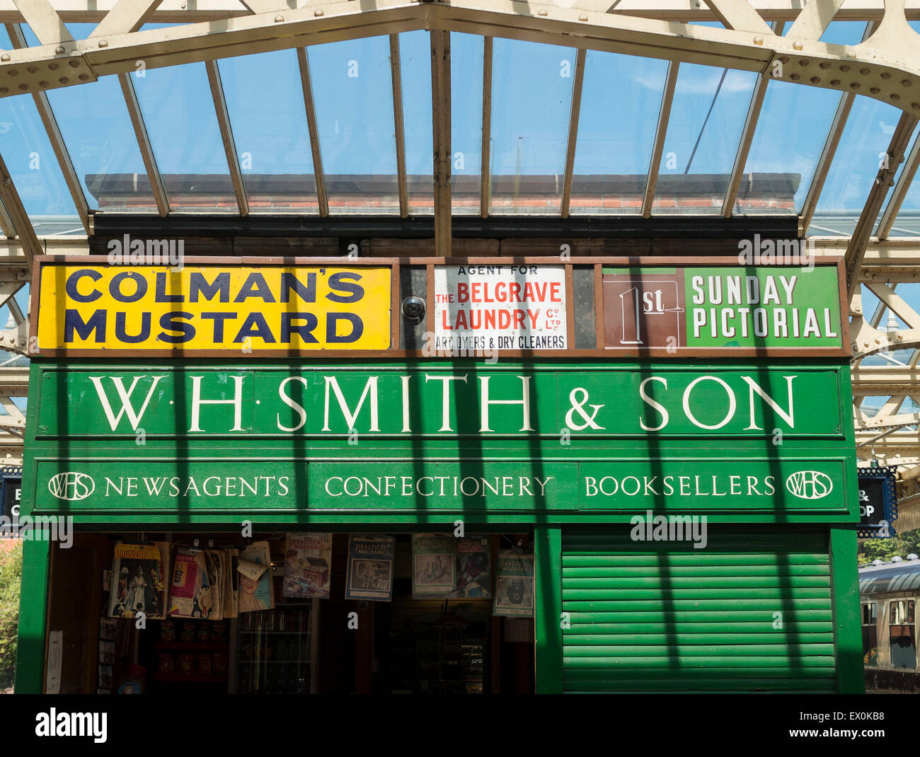 W h smith,station hi-res stock photography and images - Alamy