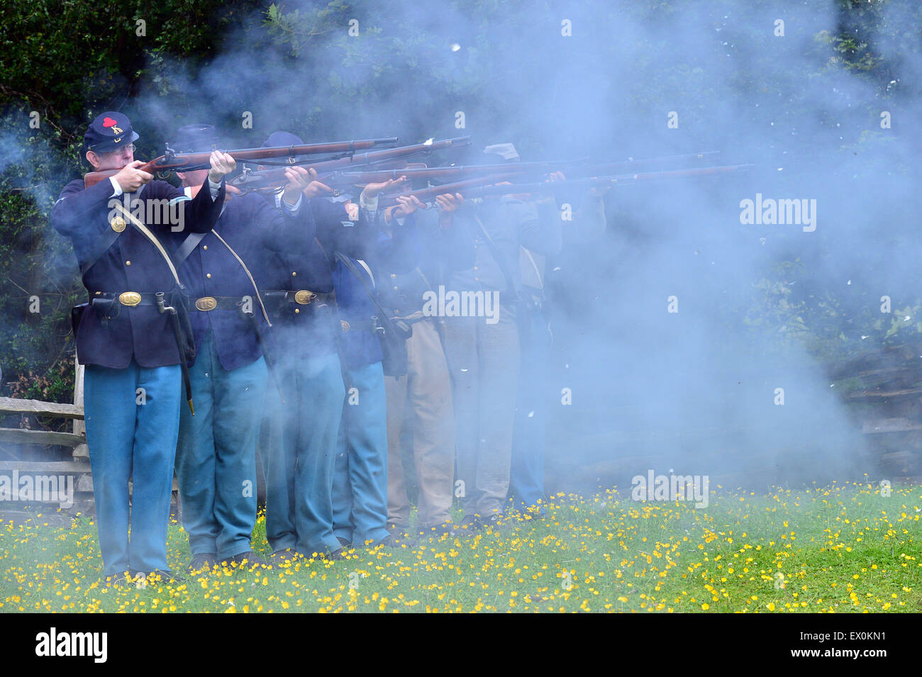 Civil war soldiers firing volley hi-res stock photography and images ...