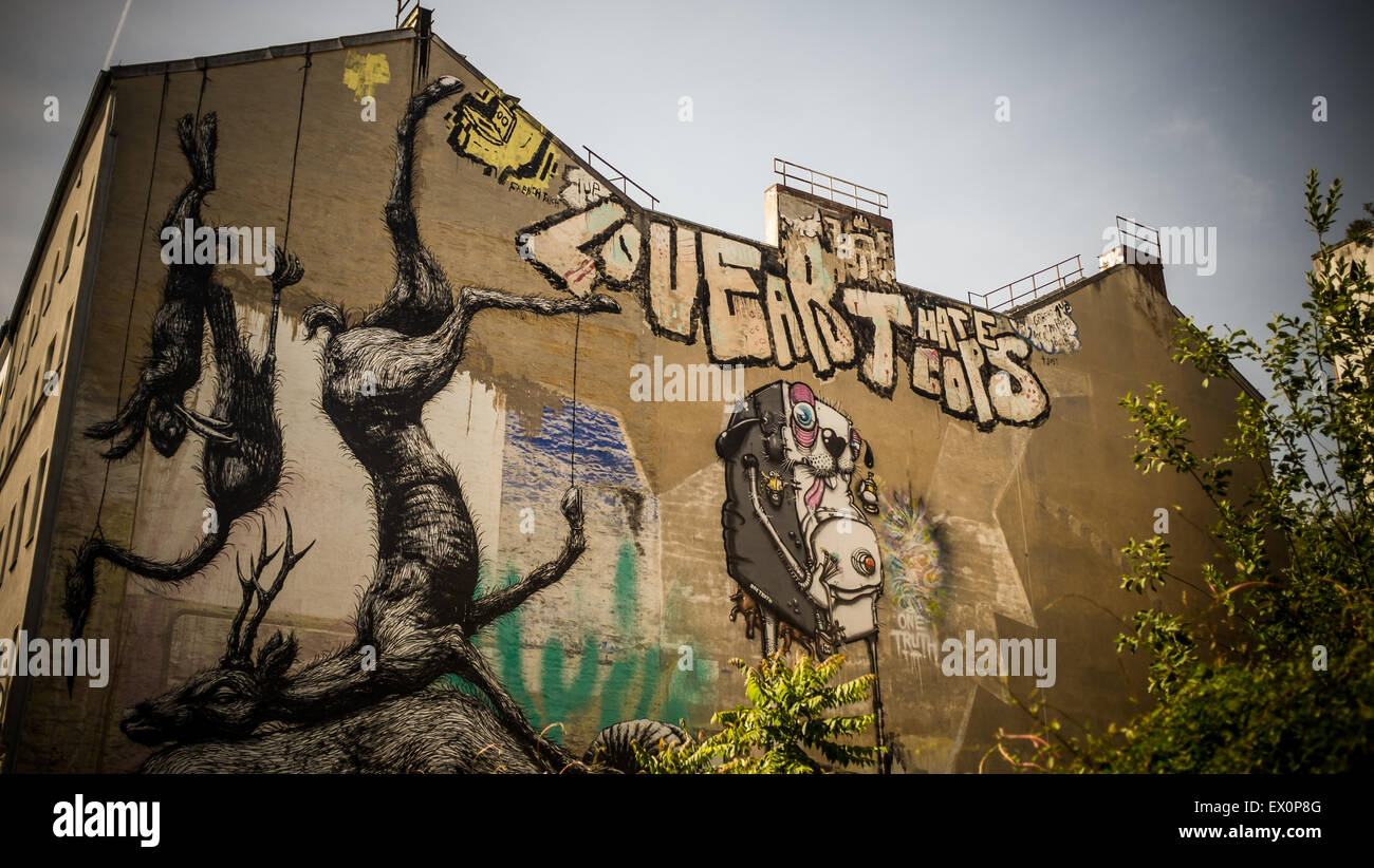 Graffiti on the side of a building hi-res stock photography and images ...