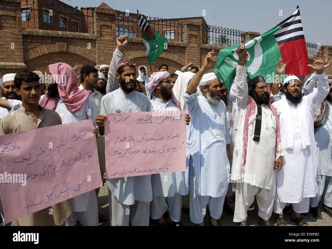 Activists of Ahle Sunnat Wal Jamat are protesting against detention of ...
