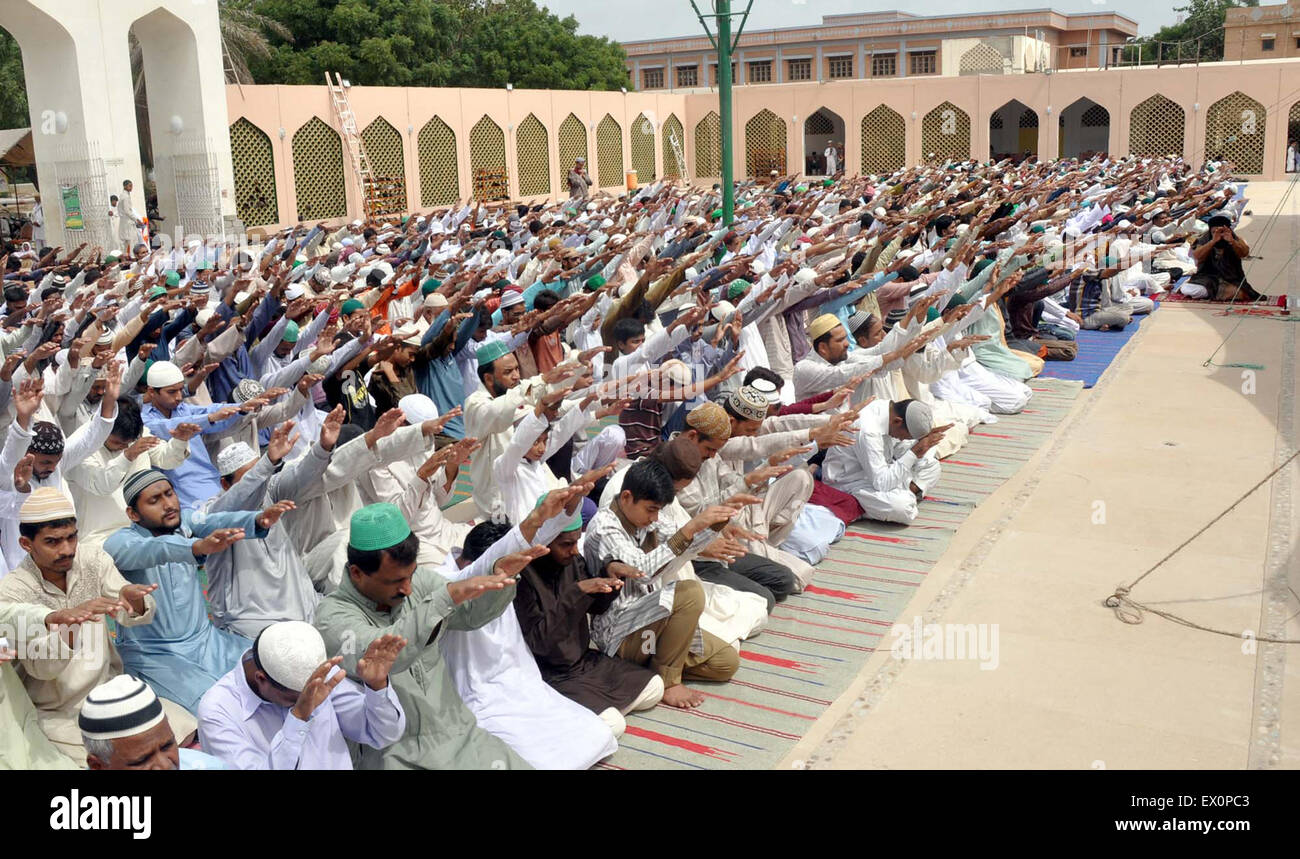 Muslims offering pray for rain in Karachi after Salat-e-Jumma on third ...