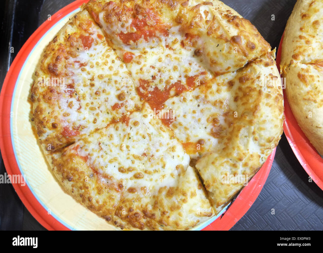 Paper plate with small cheese pizza looked from the top Stock Photo - Alamy