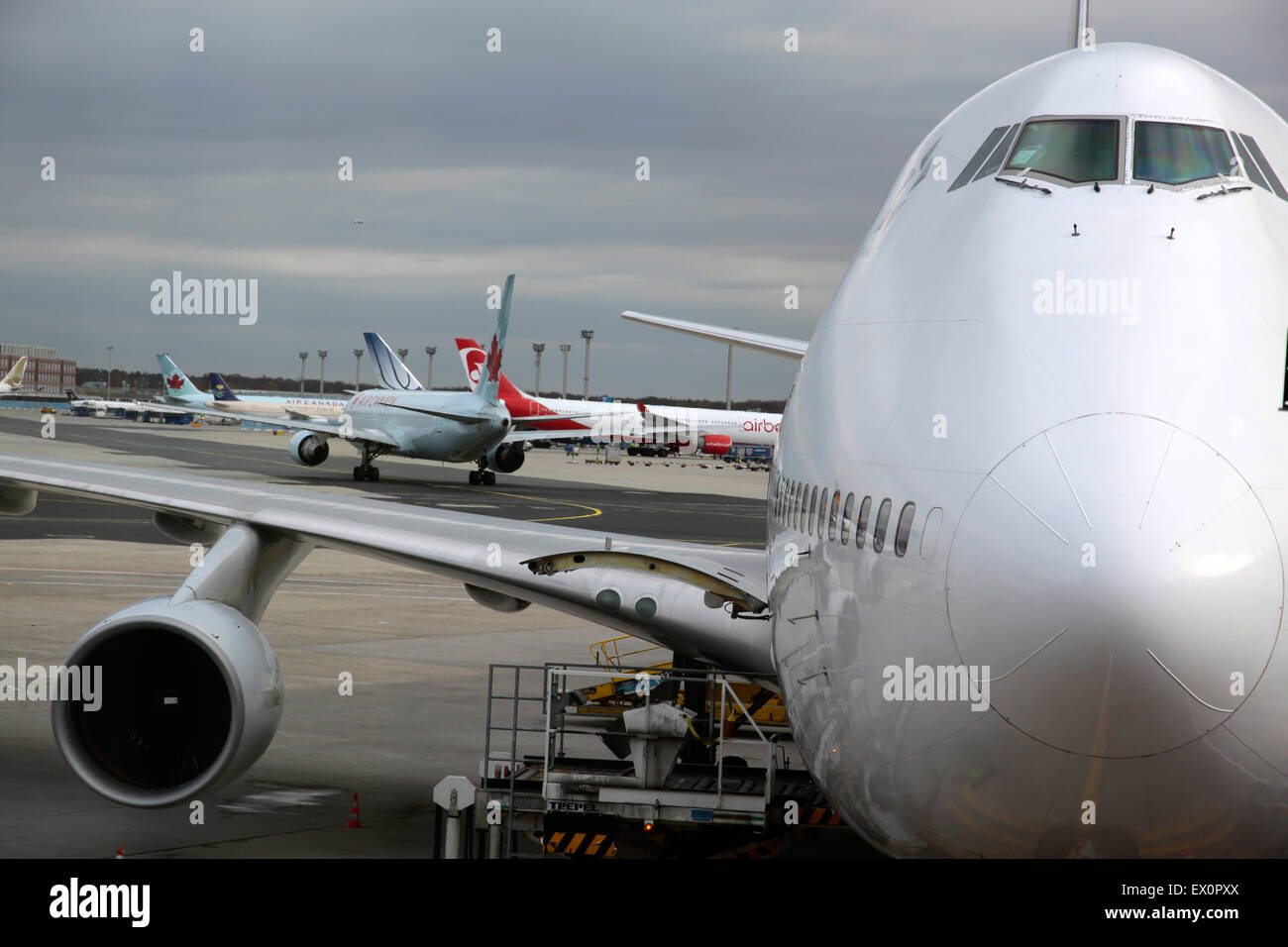 Boeing 747 cockpit hi-res stock photography and images - Alamy