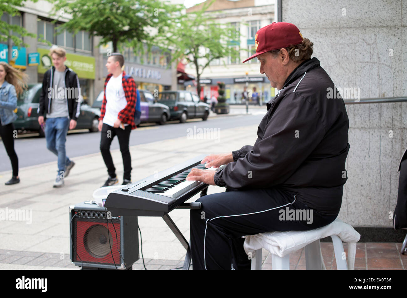 Man busking playing keyboard hi-res stock photography and images - Alamy