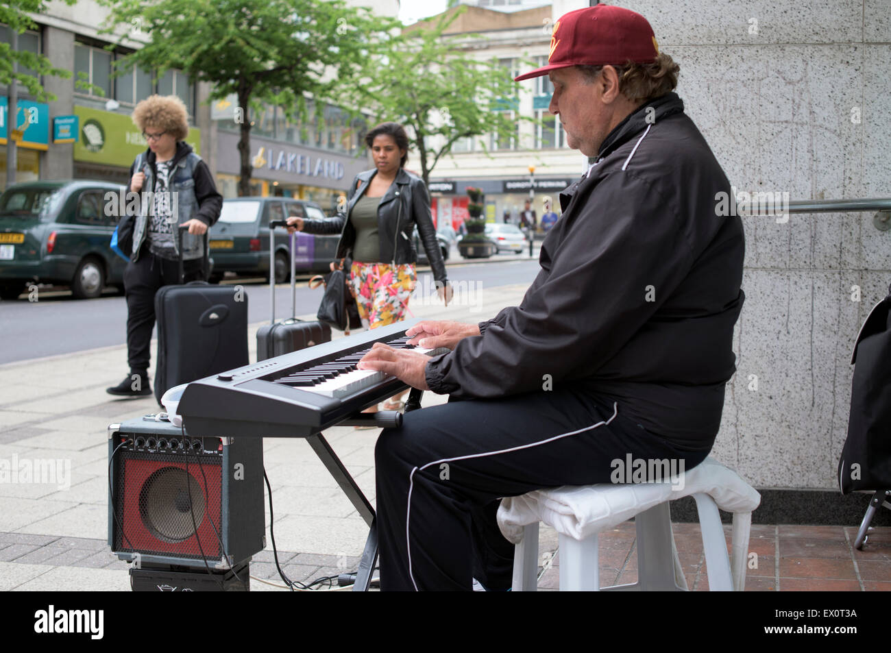 Man busking playing keyboard hi-res stock photography and images - Alamy