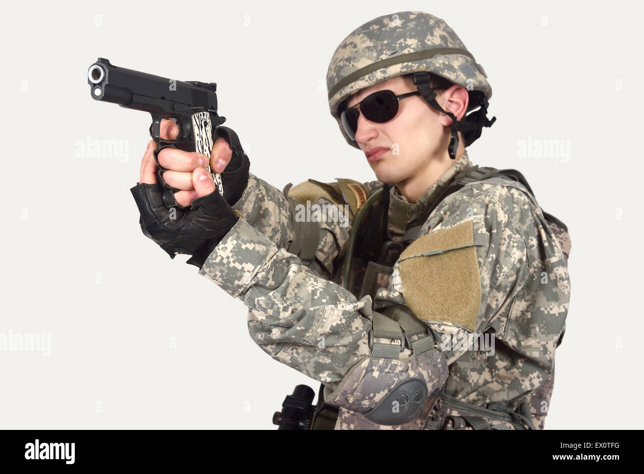Army helmet and gun hi-res stock photography and images - Alamy