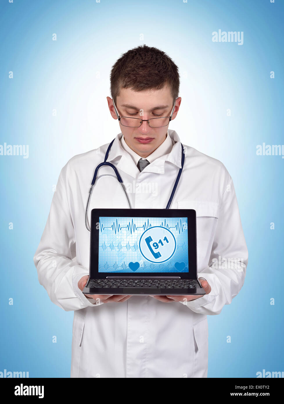 doctor holding laptop with 911 symbol on screen Stock Photo - Alamy