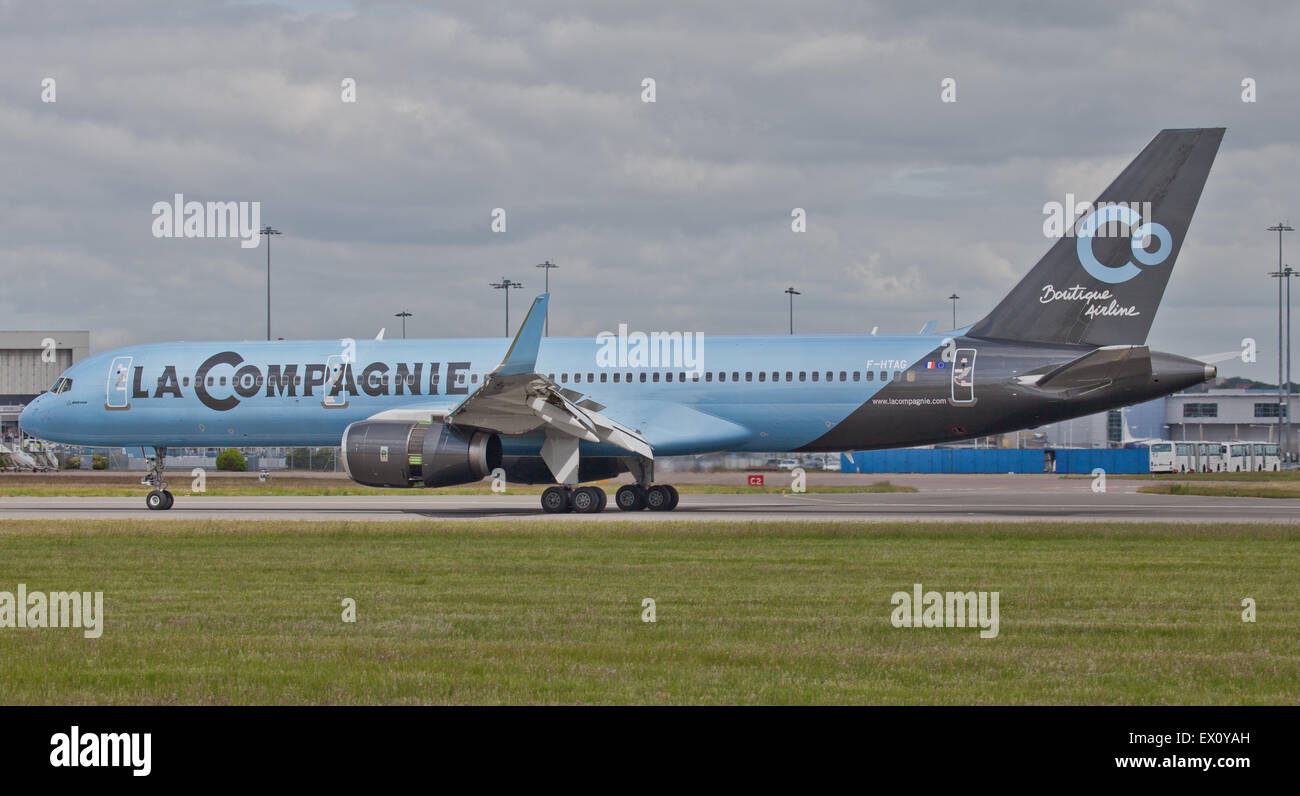 La Compagnie Boeing 757 F-HTAG landing at London-Luton Airport LTN ...