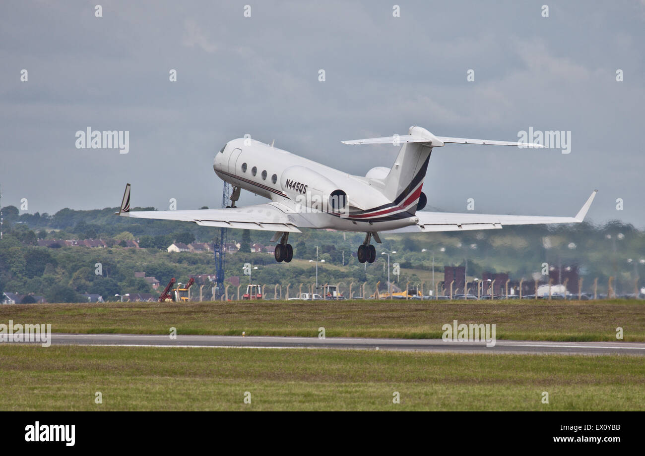 NetJets Gulfstream Aerospace G450 N445QS departing London-Luton Airport ...