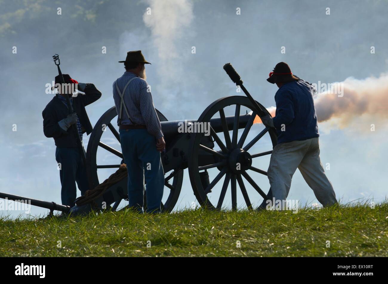 Civil war re-enactment Gettysburg cannon firing Stock Photo - Alamy