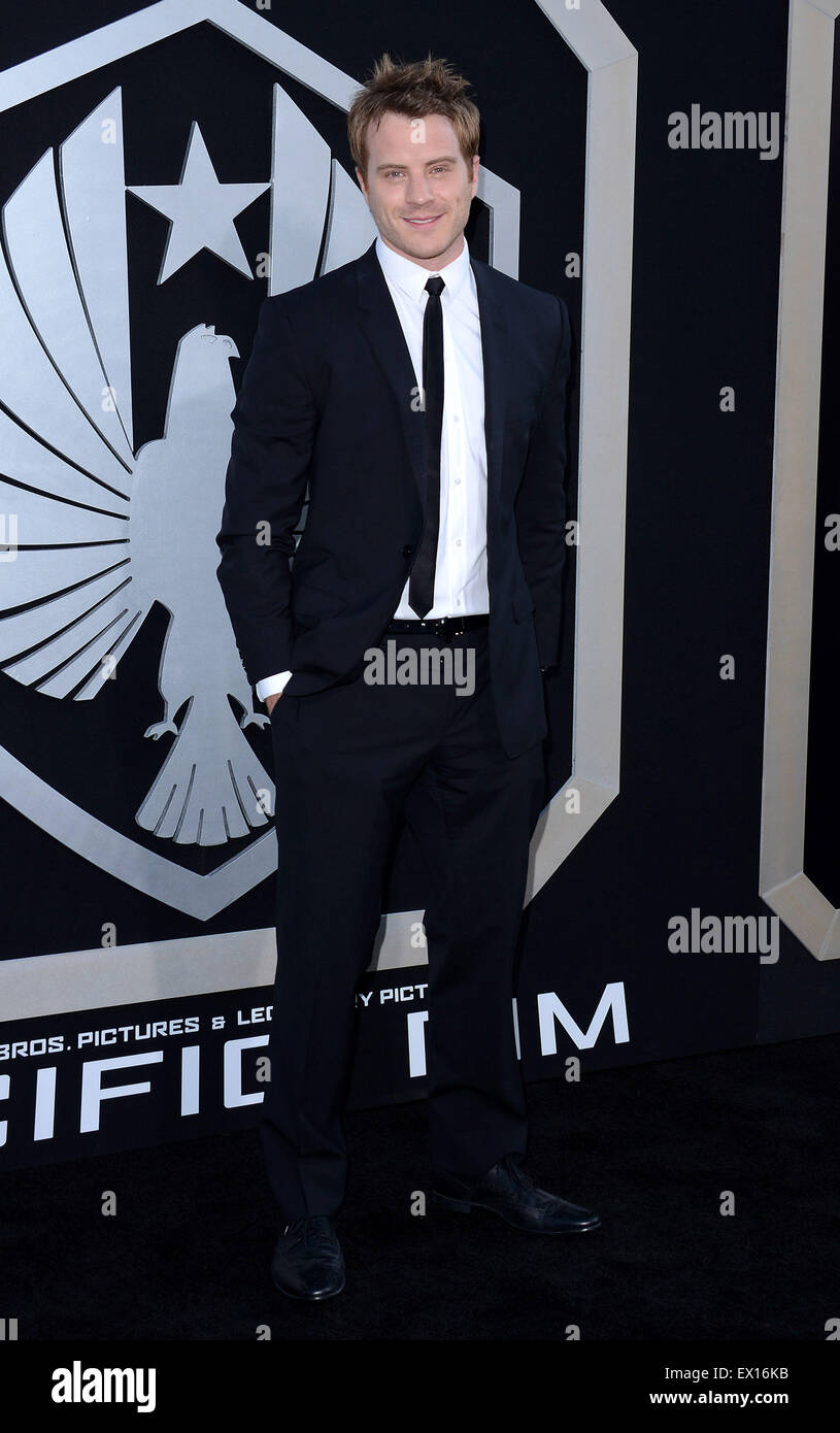 Robert Kazinsky Body