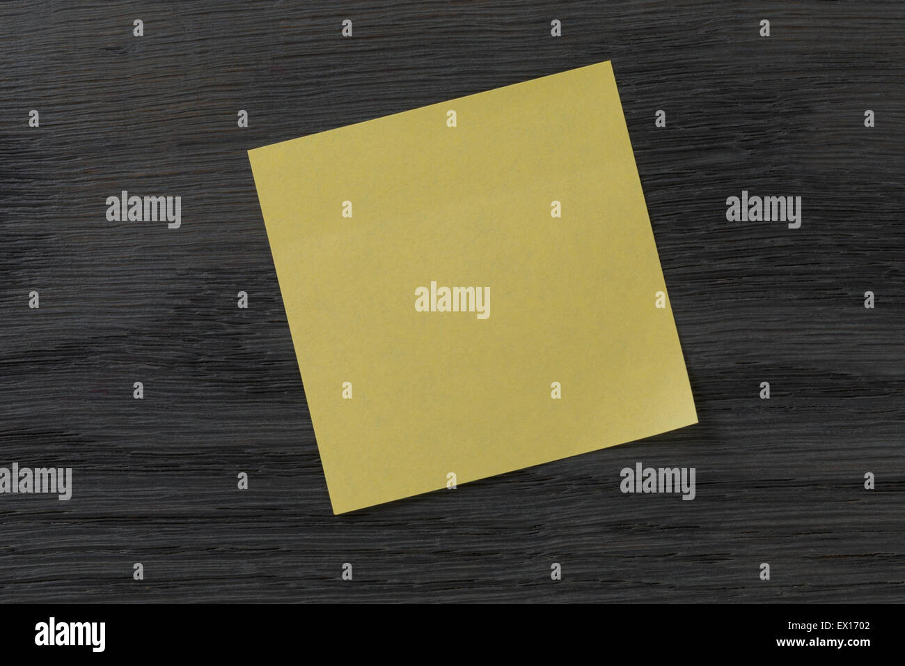 yellow sticky note on wooden table Stock Photo - Alamy