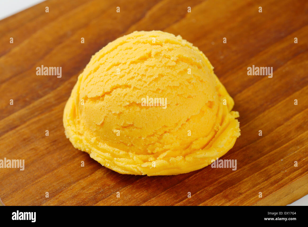 Scoop of yellow ice cream Stock Photo - Alamy