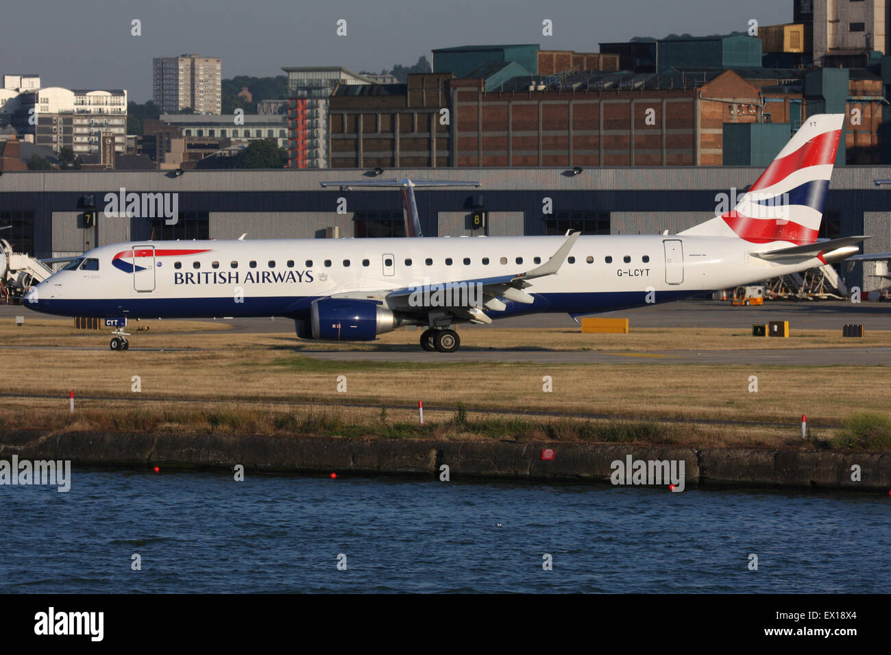 BRITISH AIRWAYS EMBRARER 195 Stock Photo - Alamy