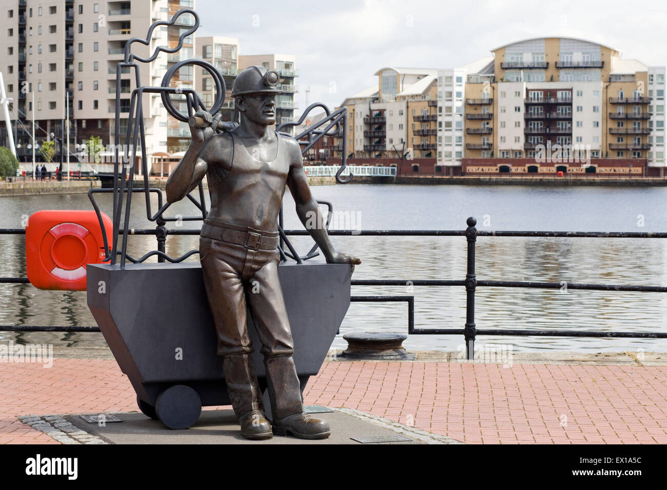Water sculpture cardiff bay hi-res stock photography and images - Alamy