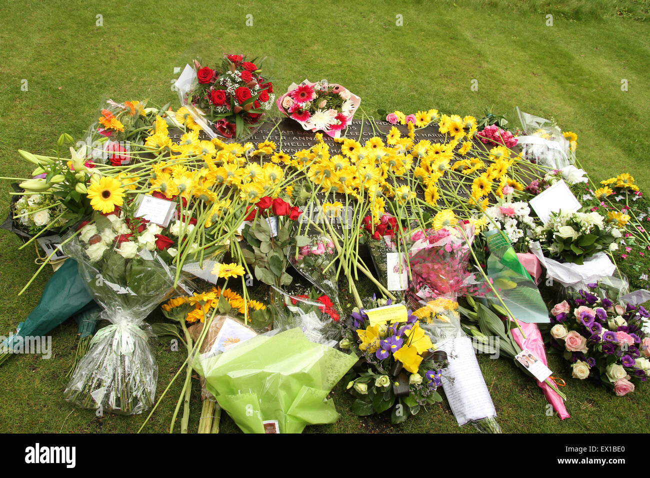 London, UK. 7 July 2005. Relatives and friends commemorate the 7th ...