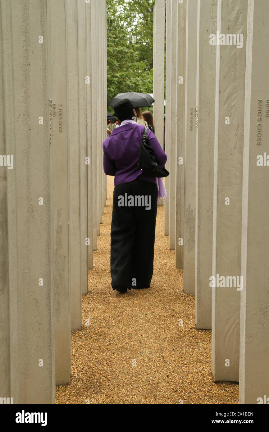 London, UK. 7 July 2005. Relatives and friends commemorate the 7th ...