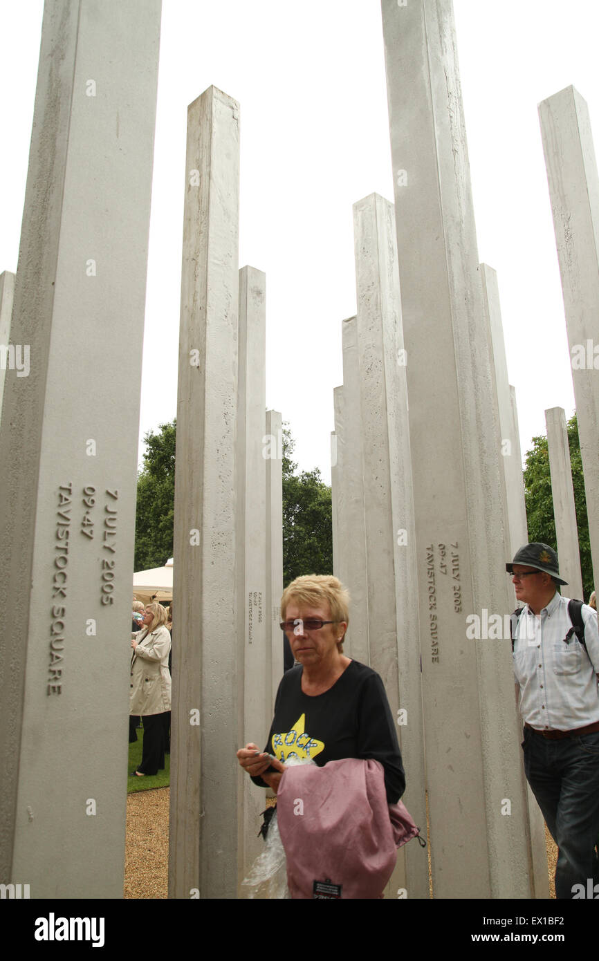 London, UK. 7 July 2005. Relatives and friends commemorate the 7th ...