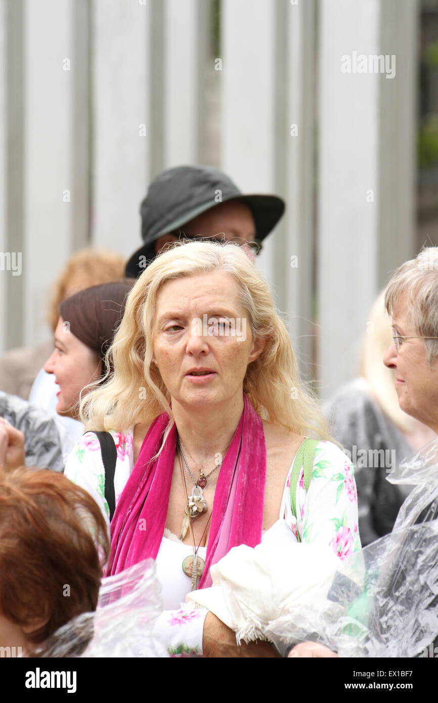 London, UK. 7 July 2005. Relatives and friends commemorate the 7th ...