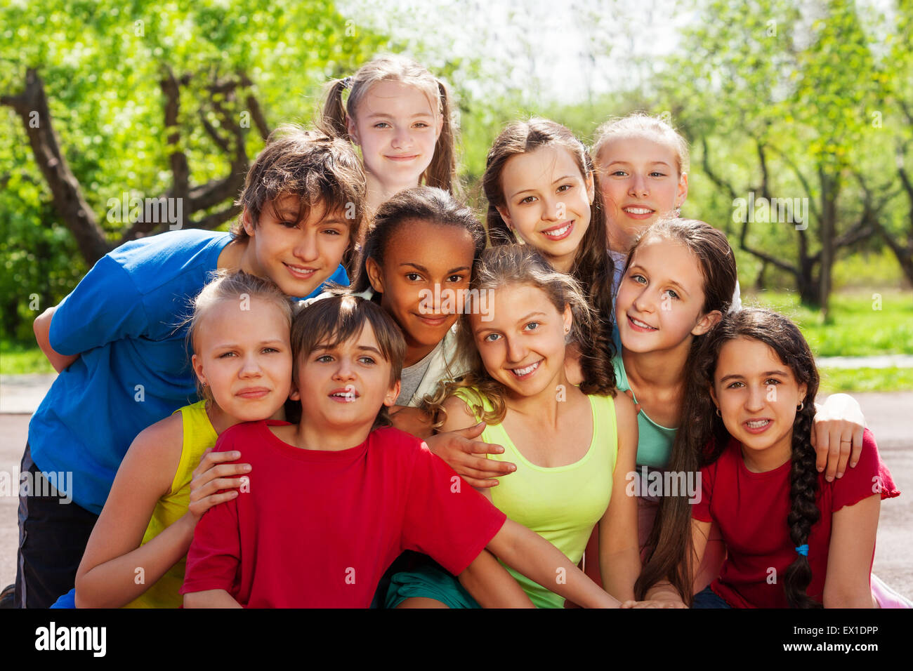 Teenagers hugging hi-res stock photography and images - Alamy