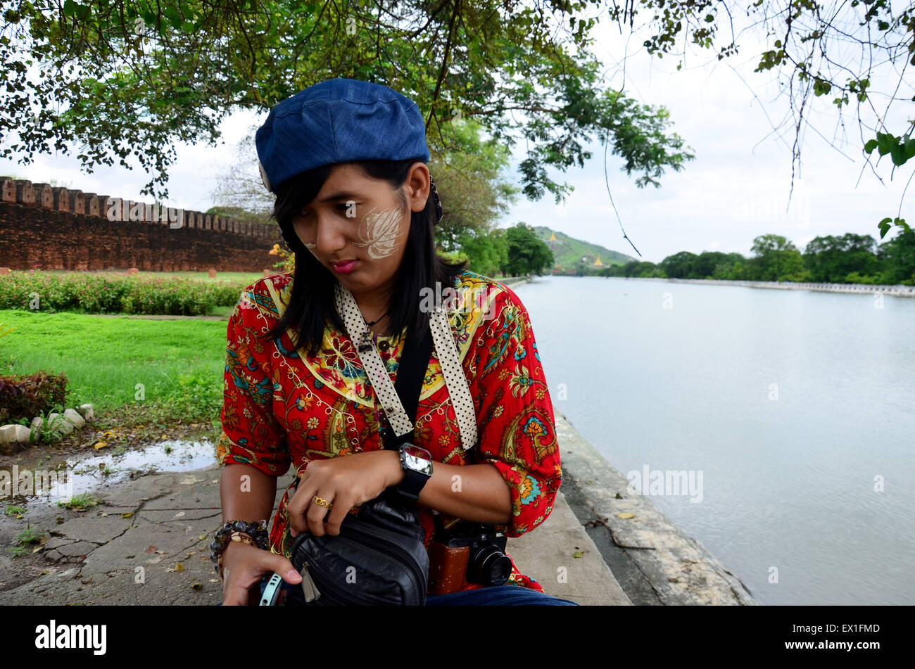 Scowl hi-res stock photography and images - Alamy