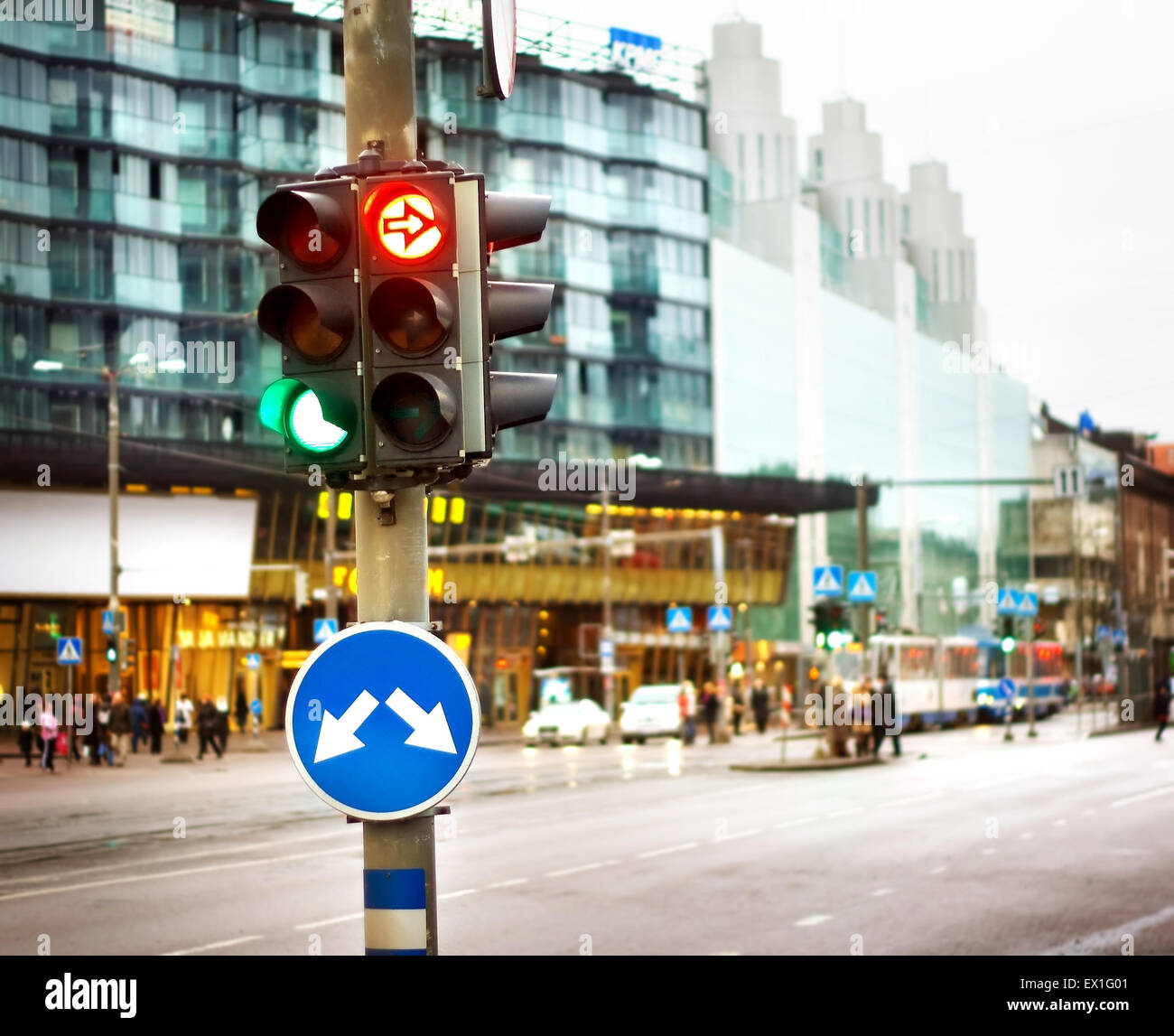 Red traffic light left turn arrow hi-res stock photography and images ...