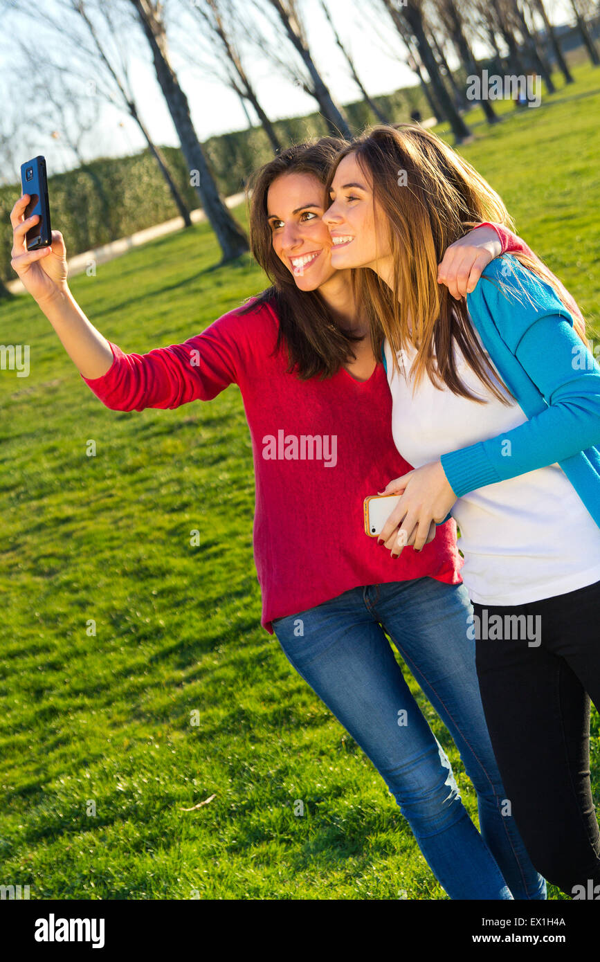 Friends camera photograph girls hi-res stock photography and images - Alamy