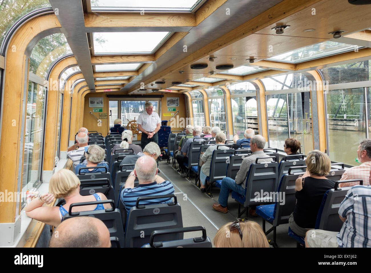 People inside boats hi-res stock photography and images - Alamy