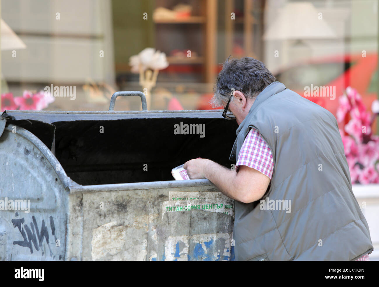 Homeless trash bin hi-res stock photography and images - Alamy
