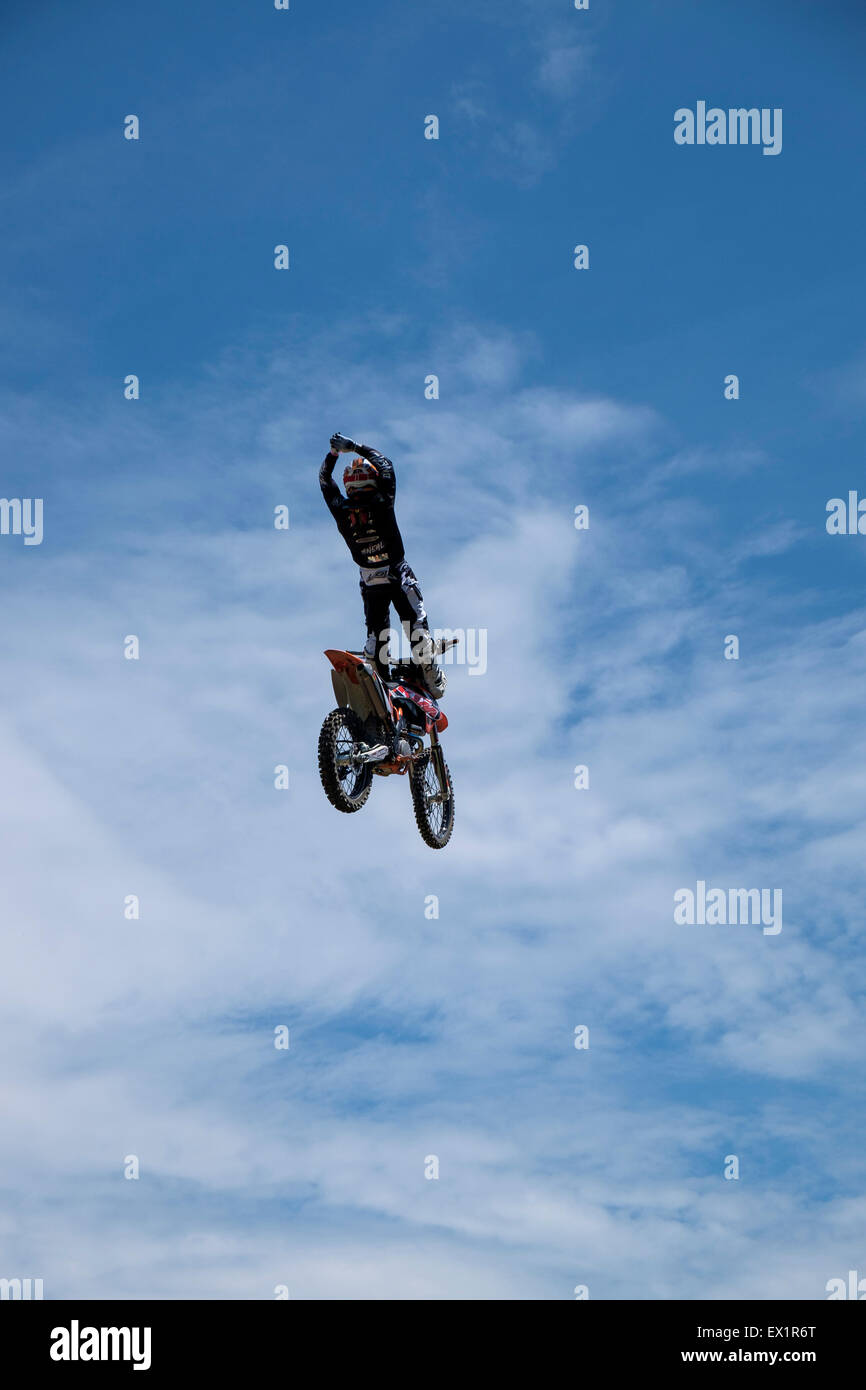 Daring stunt hi-res stock photography and images - Alamy