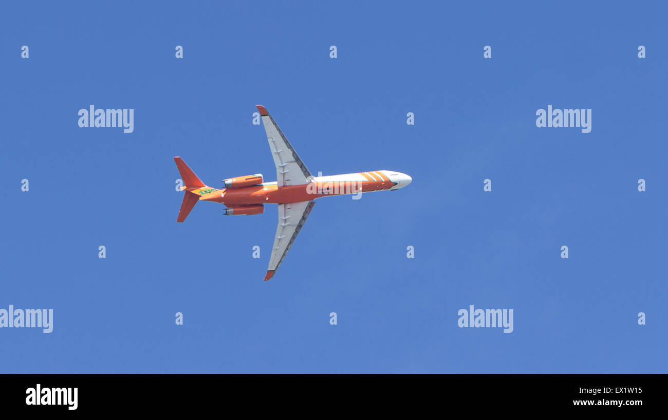 Fire fighting water airplane soars over Southern California to fight a ...